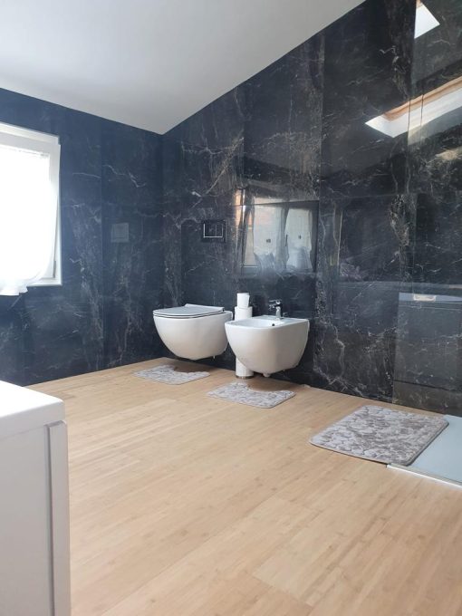 Bagno con Parquet e Marmo: Eleganza e Stile