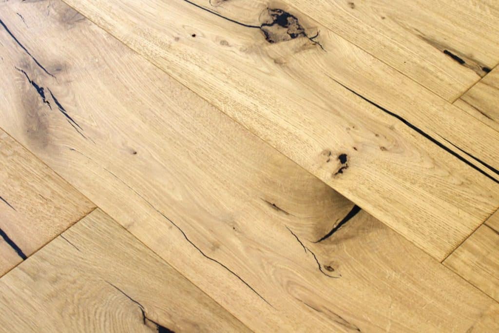 Parquet Rovere Naturalizzato: Stile Rustico con Spaccature