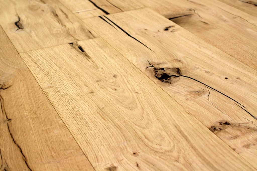 Parquet Rovere Naturalizzato: Stile Rustico con Spaccature