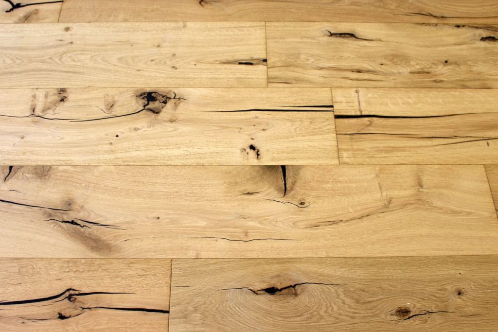Parquet Rovere Naturalizzato: Stile Rustico con Spaccature